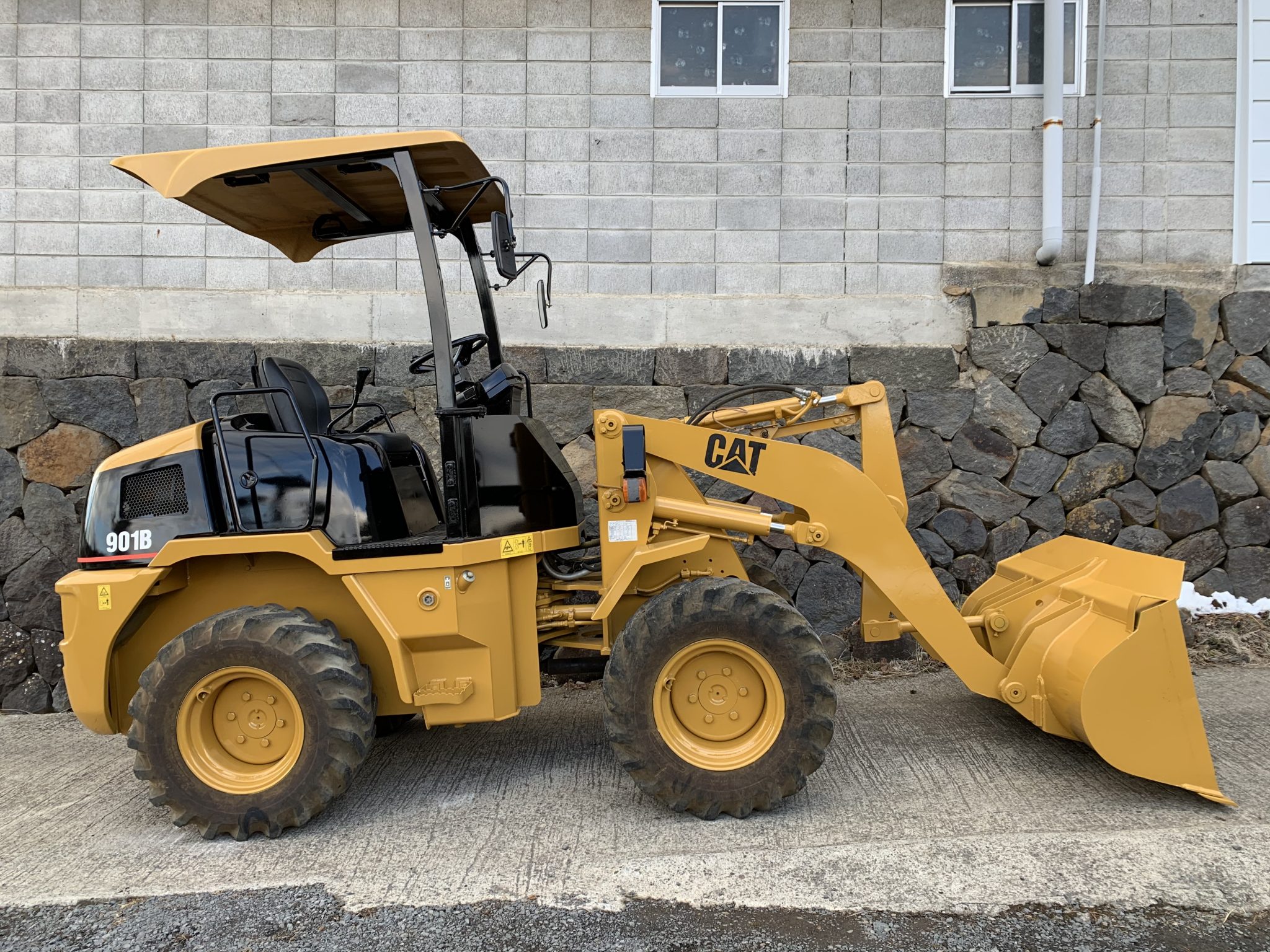 ミニタイヤショベル CAT 901B 除雪用に最適な0.4立米クラス！ | 佐藤重工 - 中古建機販売・買取・修理