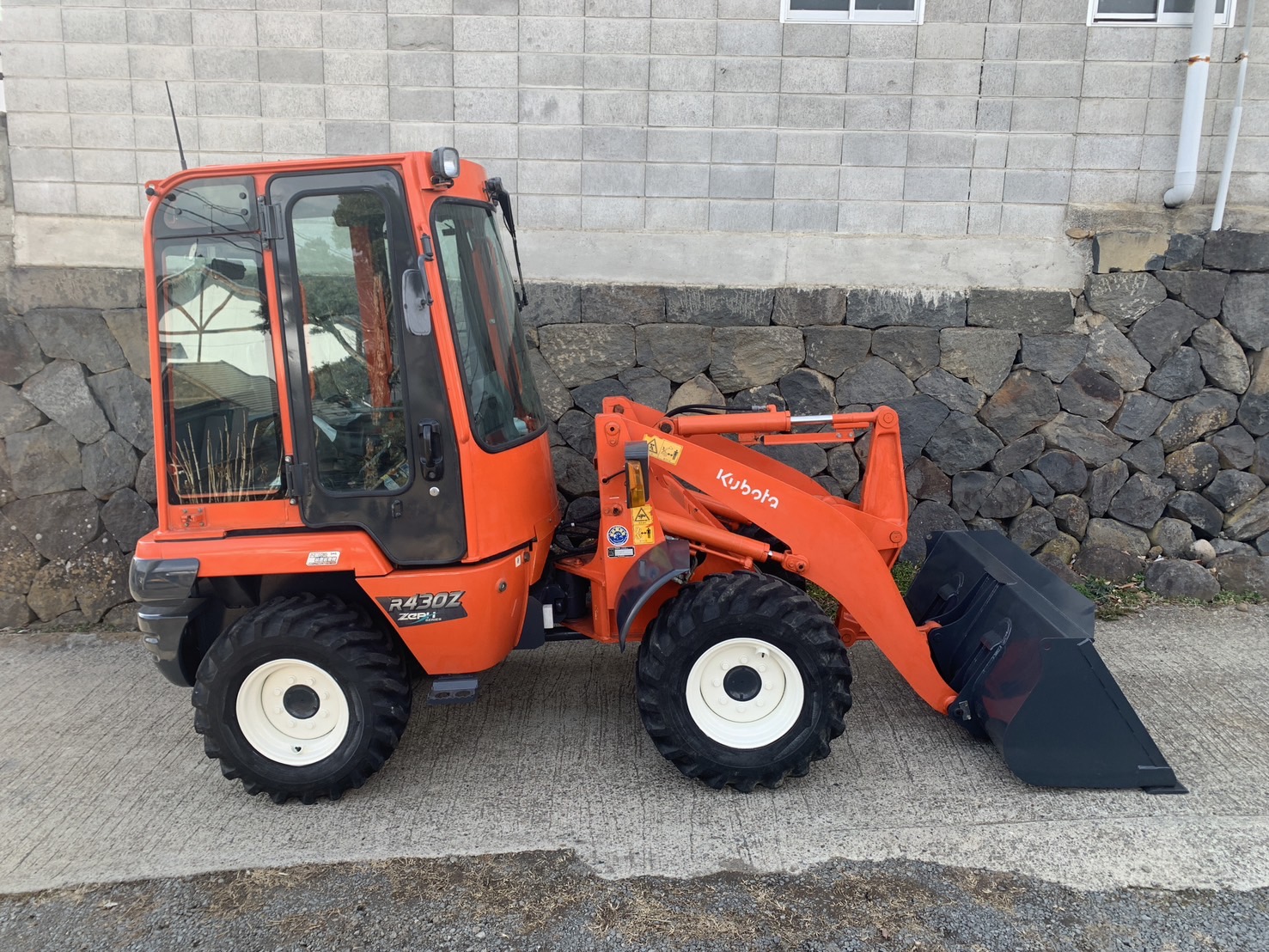 出ました極上機！クボタ R430Z タイヤショベル 500時間台のキャビン付 | 佐藤重工 - 中古建機販売・買取・修理