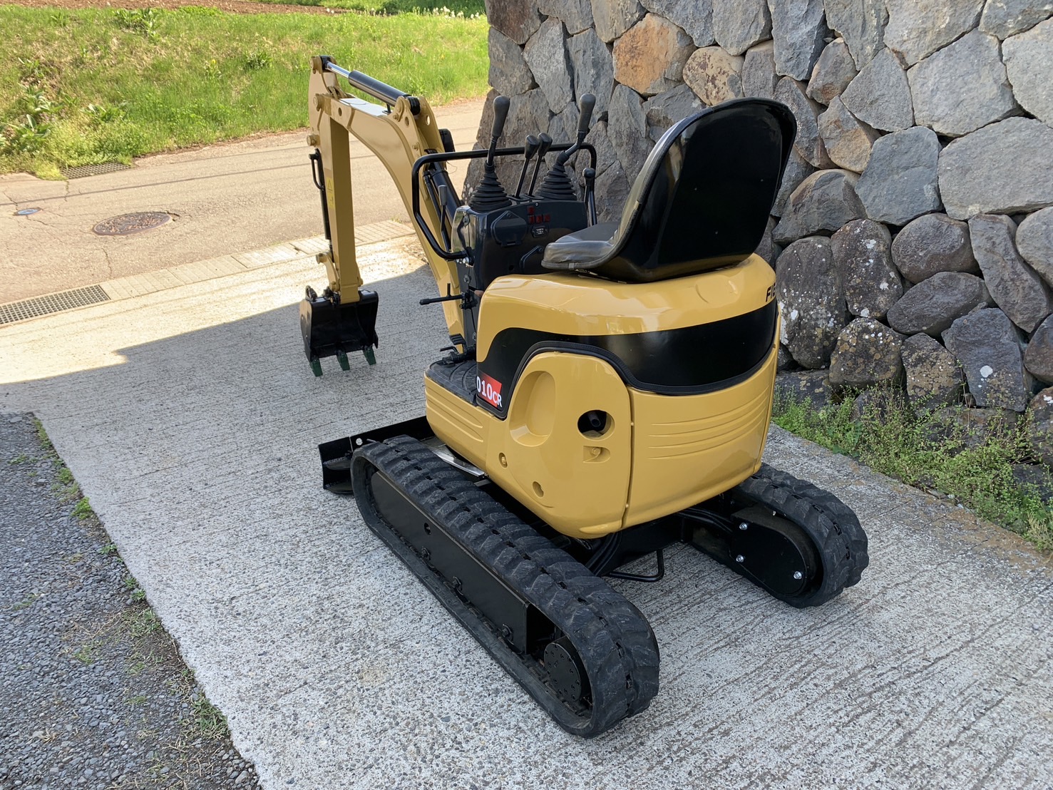 CAT ミニミニバックホー 010CR 可変脚仕様 倍速 マルチ付き | 佐藤重工 - 中古建機販売・買取・修理