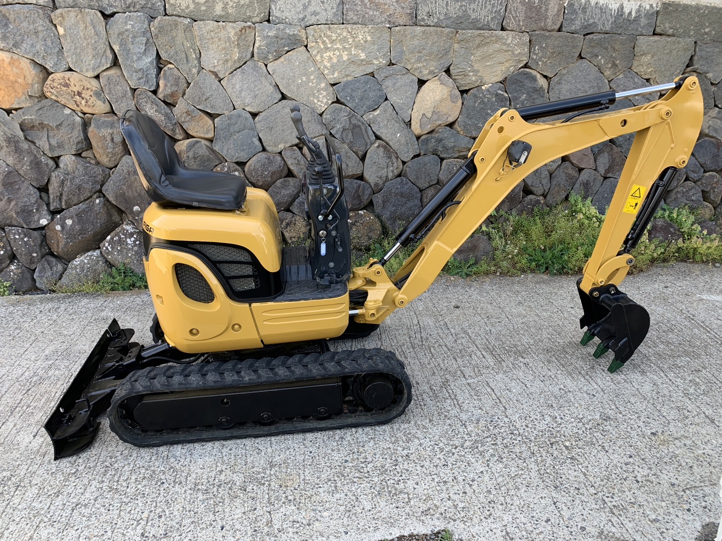 CAT ミニミニバックホー 010CR 可変脚仕様 倍速 マルチ付き | 佐藤重工 - 中古建機販売・買取・修理