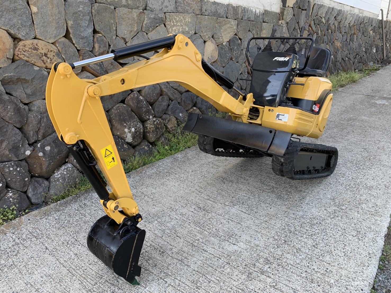 CAT ミニミニバックホー 010CR 可変脚仕様 倍速 マルチ付き | 佐藤重工 - 中古建機販売・買取・修理